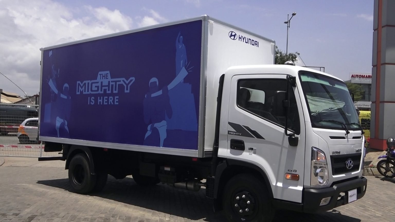 Rana Motors unveils Hyundai Mighty EX8 truck, County New Breeze bus ...